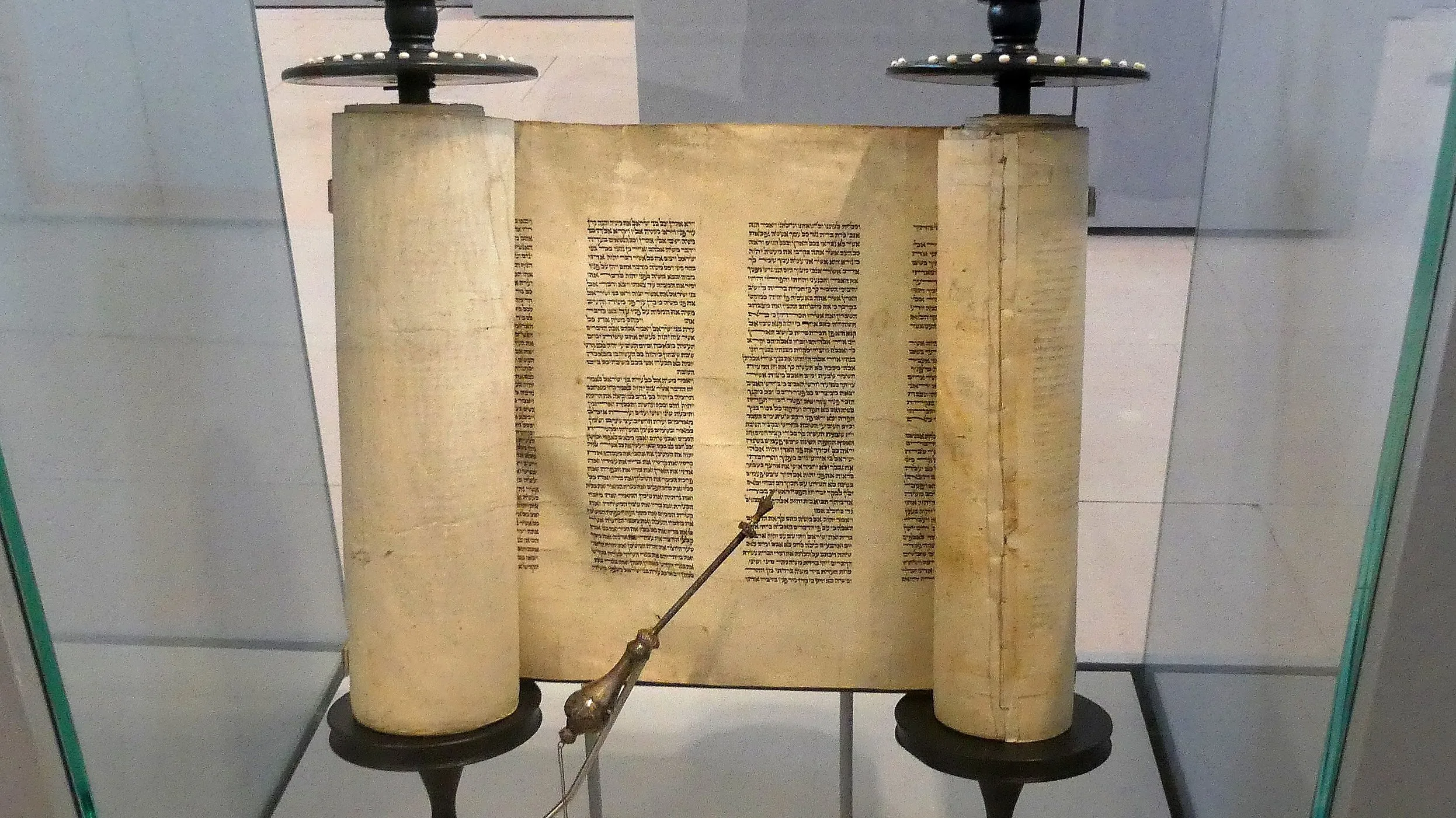 La Torá: El Libro Sagrado de los Judíos, Su Historia, Contenido y Rituales